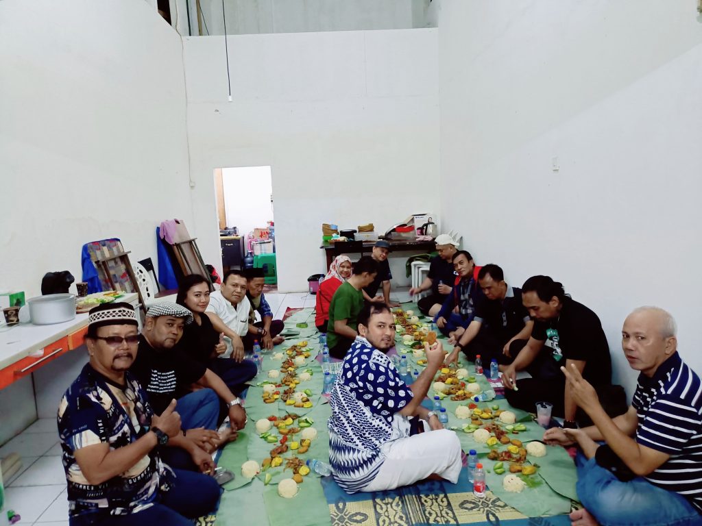Bukber Tradisi Makan Nasi Liwet: Simbol Kebersamaan Sahabat